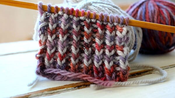 How to knit the Two-Color Reversible Ribbing stitch