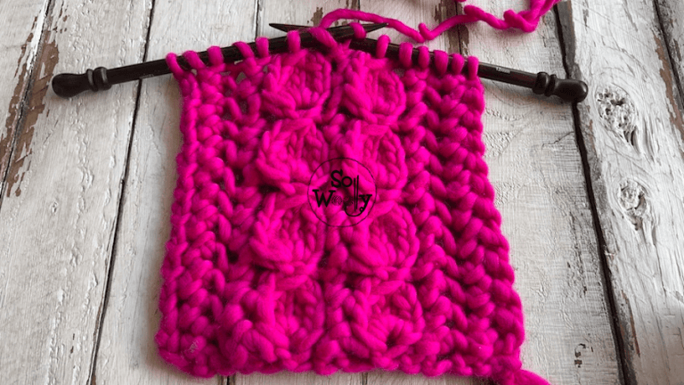 How to knit a quick and chunky scarf (with 14 stitches only)